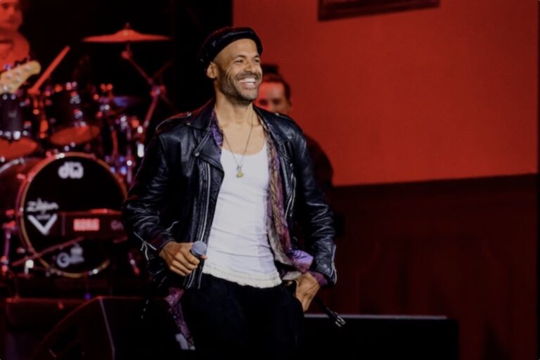 Verrassend optreden van zanger Alain Clark – Muziekzine