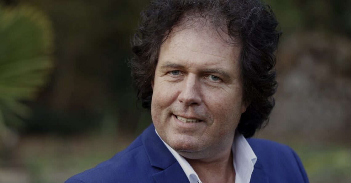 Isa Hoes bont en blauw door zanger René le Blanc – Muziekzine